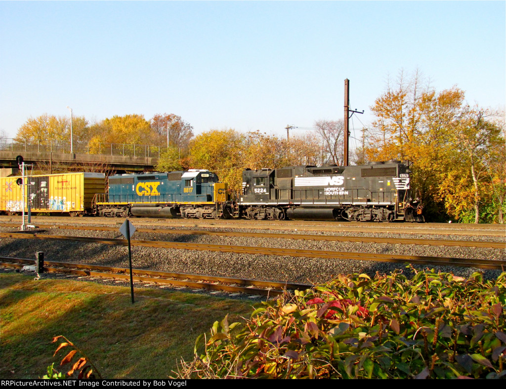 NS 5224 and CSX 8817
